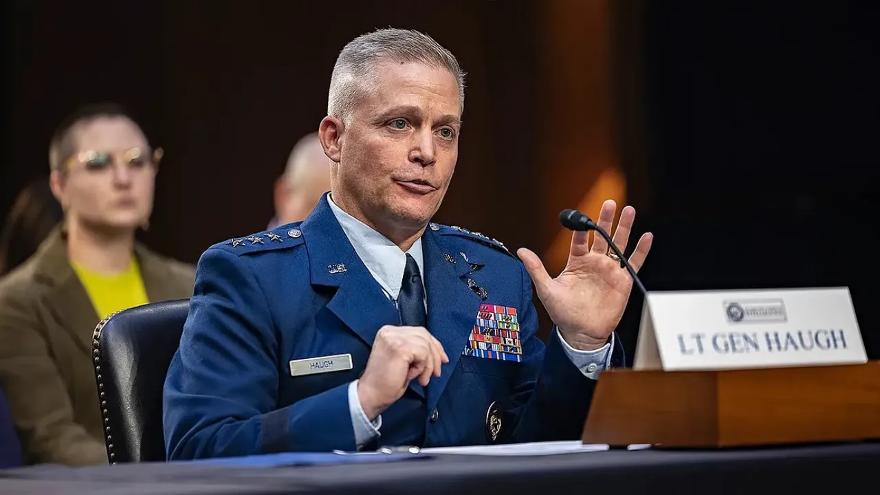 Demissão na NSA: Trump responde a críticas de Laura Loomer